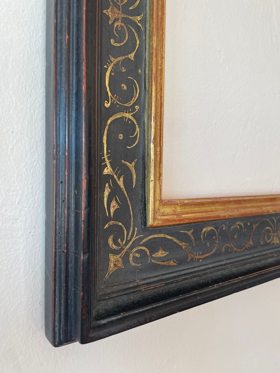 10×12 Florentine Cassetta Sgraffito 22k and Black – Bryan Smith Frames